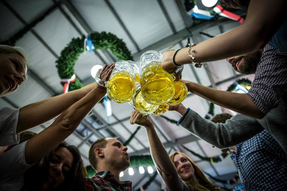 Ein Prosit der Gemütlichkeit – Bernhard Dietrich im Porträt – Deutsche ...